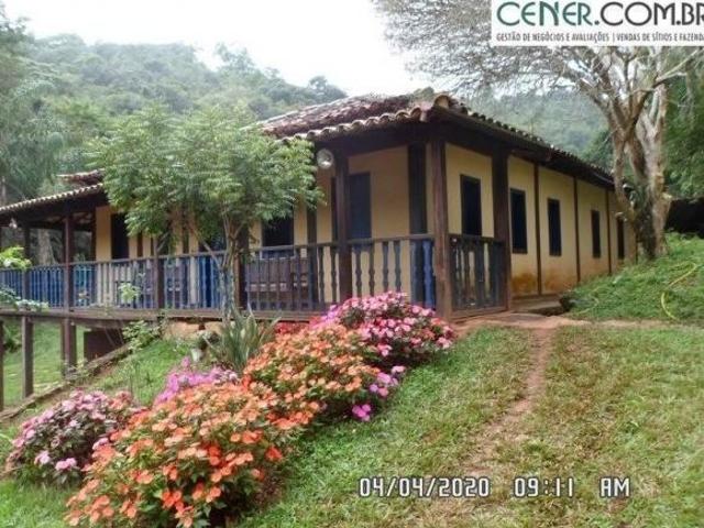 Fazenda de 140 ha com Extraordinária Montagem para Leite e porteira fechada
