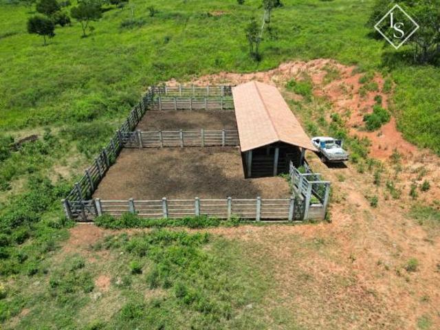 Fazenda Jequitinhonha/MG com 2.204,25ha. Casas, currais, as margens do córrego Prates, pastagem