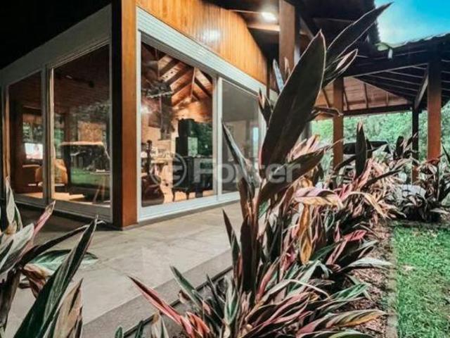 Fazenda / Sítio / Chácara, 2 dormitórios, 169 m², em Zona Rural
