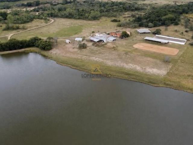Fazenda / Sítio para venda em Conjunto Habitacional Antonio Hermínio Delevedove de 230.00m² com 3 Qu