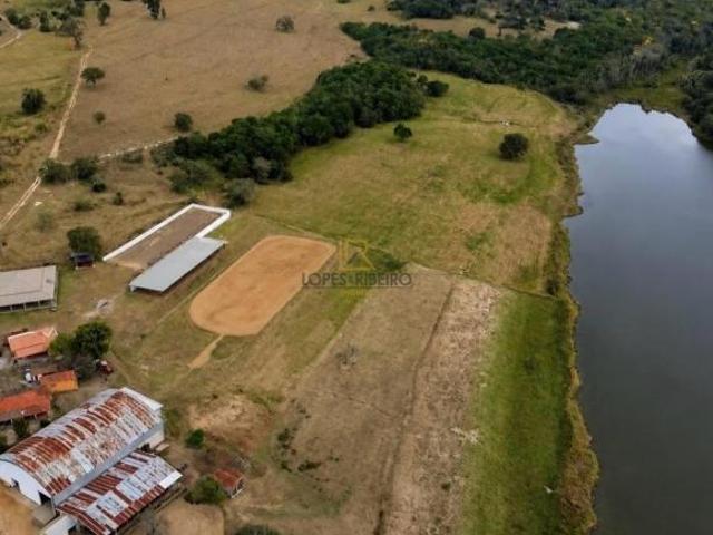 Fazenda / Sítio para venda em Conjunto Habitacional Antonio Hermínio Delevedove de 230.00m² com 3 Qu