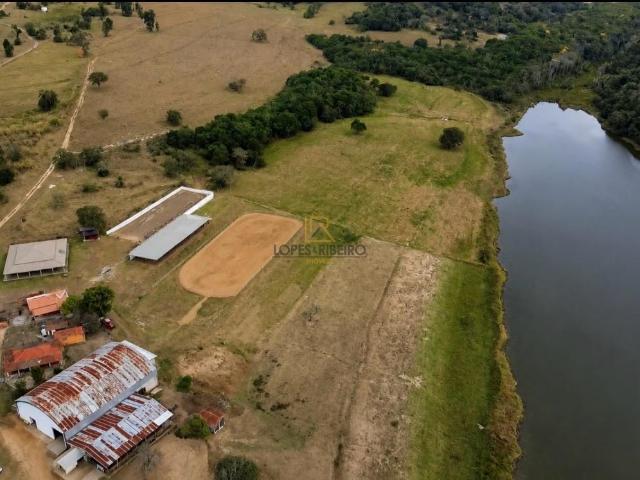 Fazenda / Sítio para venda em Conjunto Habitacional Antonio Hermínio Delevedove em Botucatu São Paulo de 230.00m² com 3 Quartos, 3 Suítes e 8 Garagens