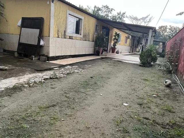 Fazenda/Sítio com 2 Quartos e 3 banheiros à Venda, 100 m² por R$ 270.000
