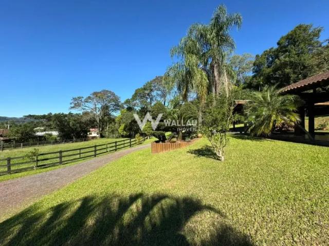 Fazenda/Sítio com 3 Quartos e 2 banheiros à Venda, 159 m² por R$ 1.150.000