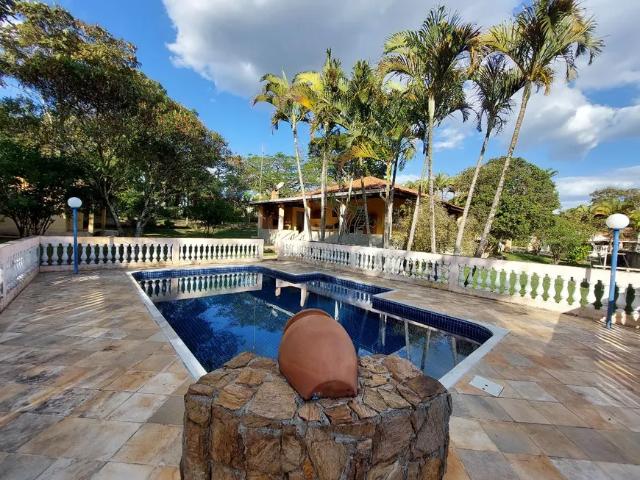 Fazenda/Sítio com 3 Quartos e 2 banheiros à Venda, 237 m² por R$ 870.000