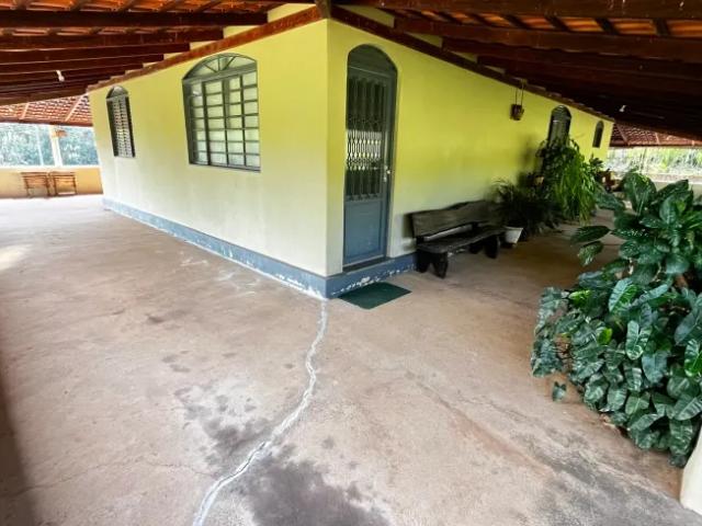 Fazenda/Sítio com 3 Quartos e 2 banheiros à Venda, 300 m² por R$ 1.500.000