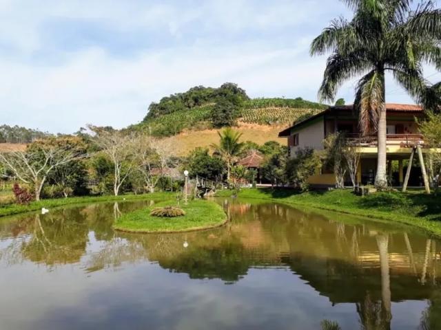 Fazenda/Sítio com 3 Quartos e 3 banheiros à Venda, 180 m² por R$ 1.275.000