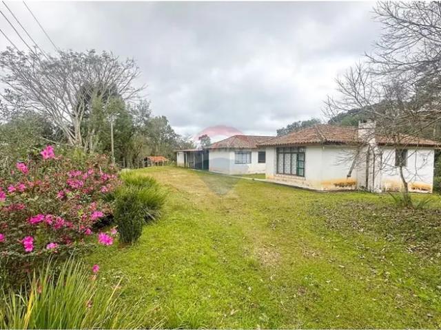 Fazenda/Sítio com 3 Quartos e 4 banheiros à Venda, 150 m² por R$ 859.900