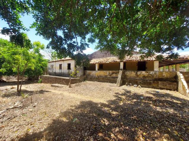 Fazenda/Sítio com 4 Quartos e 1 banheiro à Venda, 188 m² por R$ 1.900.000