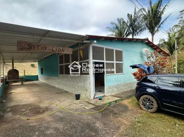 Fazenda/Sítio com 4 Quartos e 2 banheiros à Venda, 180 m² por R$ 427.000