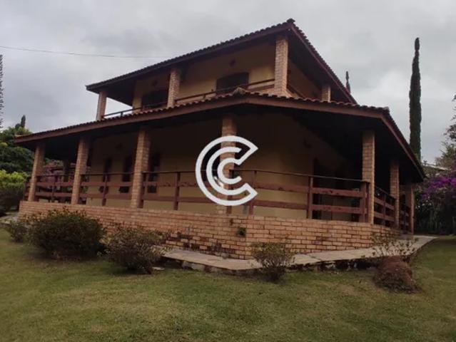 Fazenda/Sítio com 4 Quartos e 2 banheiros à Venda, 327 m² por R$ 740.000