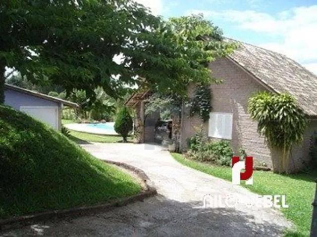 Fazenda/Sítio com 4 Quartos e 3 banheiros à Venda, 162 m² por R$ 860.000
