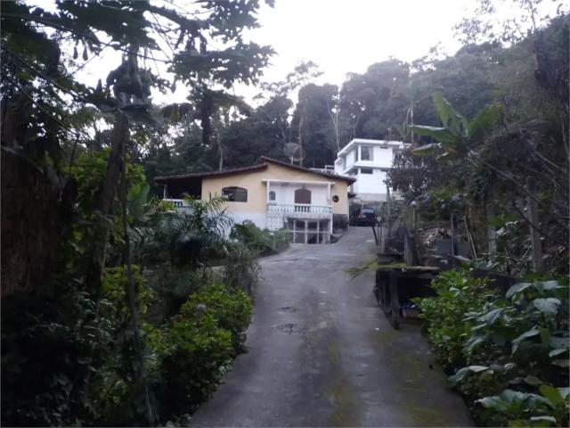 Fazenda/Sítio com 4 Quartos e 3 banheiros à Venda, 180 m² por R$ 490.000