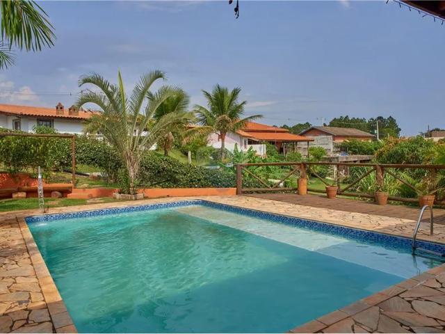 Fazenda/Sítio com 4 Quartos e 3 banheiros à Venda, 256 m² por R$ 648.999