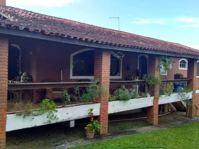 Fazenda/Sítio com 4 Quartos e 4 banheiros à Venda, 400 m² por R$ 810.000