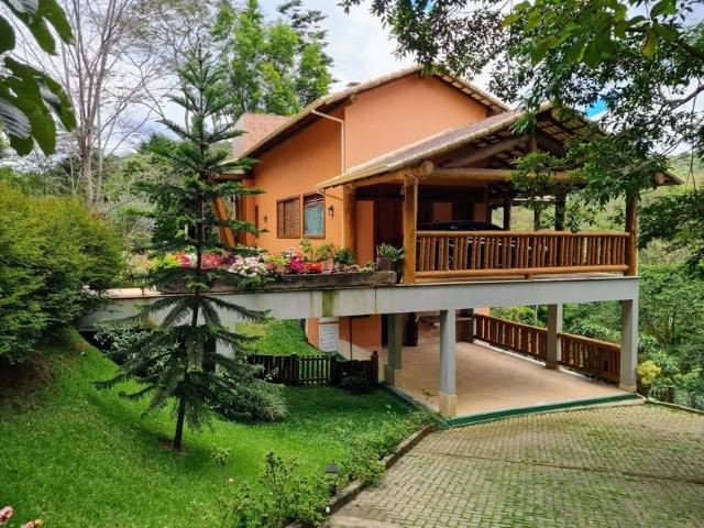 Fazenda/Sítio com 4 Quartos e 6 banheiros à Venda, 2800 m² por R$ 3.700.000