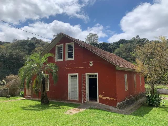 Fazenda/Sítio com 5 Quartos e 1 banheiro à Venda, 250 m² por R$ 1.500.000