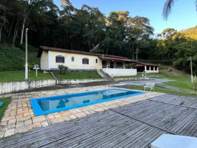 Fazenda/Sítio com 5 Quartos e 3 banheiros à Venda, 250 m² por R$ 1.300.000