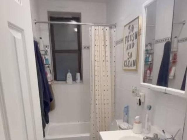 Female only lease takeover in Morningside Heights!