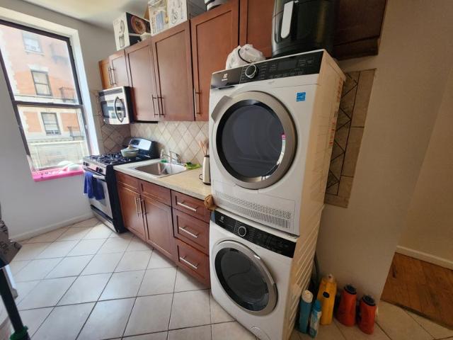 FEMALE STUDENTS LOOKING FOR FEMALE ROOMMATES