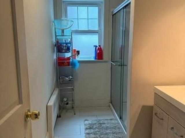 Female room available in 5 BR 2 bathroom apt near