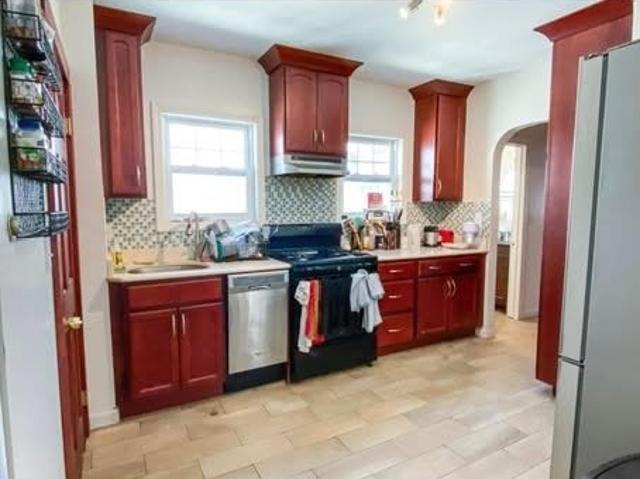 Female room available in 5 BR 2 bathroom apt near