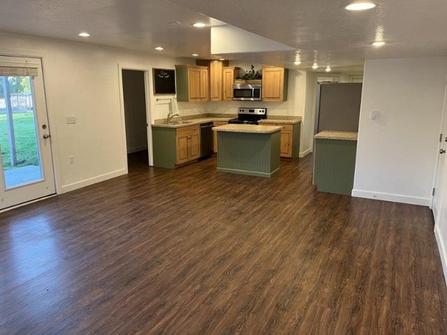 Female room mth all utilities included