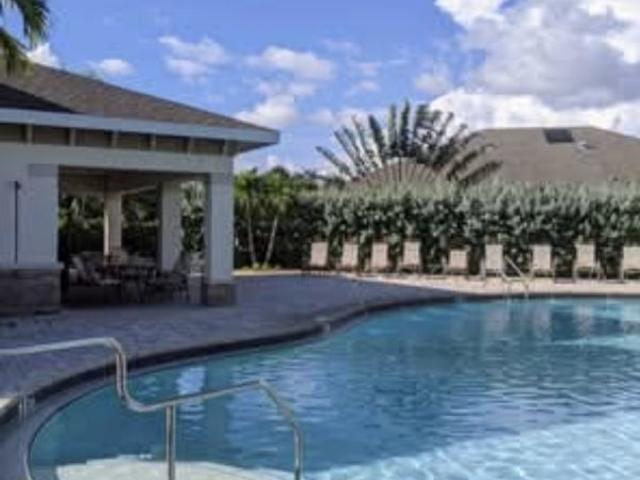 Female roommate $750 month to monthprivate room i