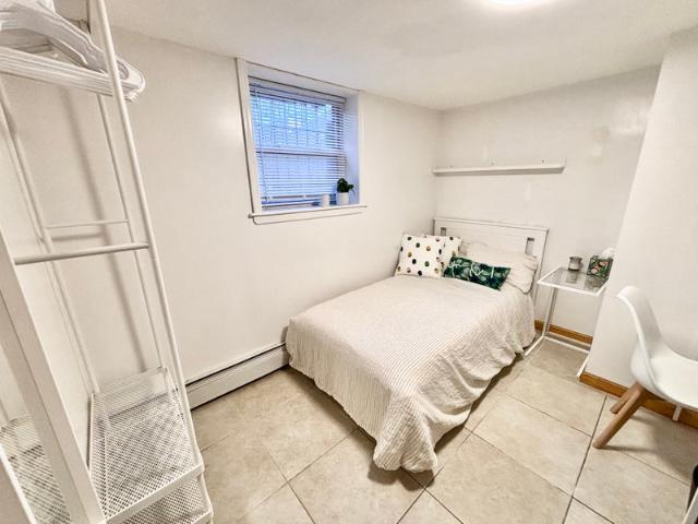 ✨ Female Roommate Small Room, Convenient Location