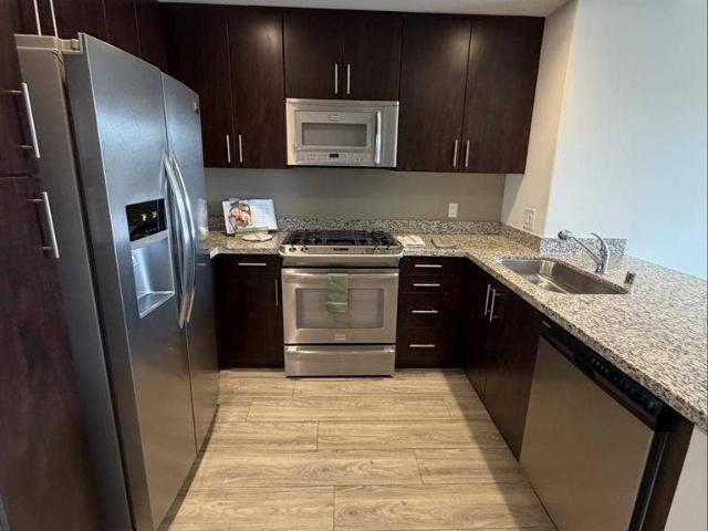 Female roommate Private bed/bath