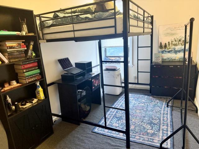 Female roommate wanted in apartment in Astoria!