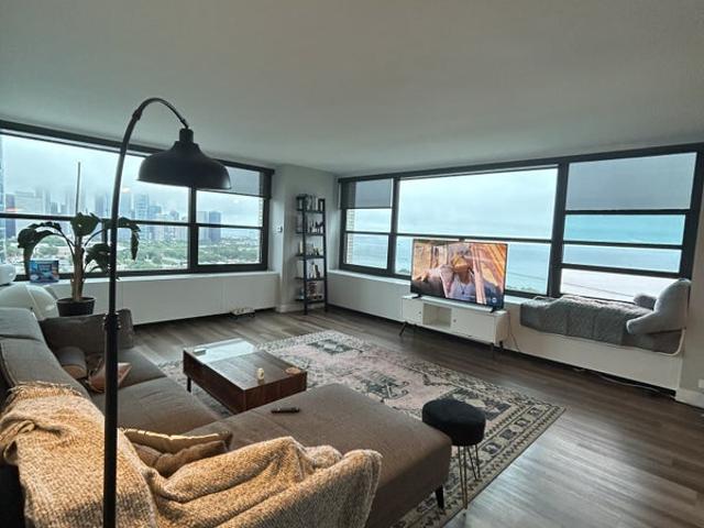 Female roommate wanted in South Loop