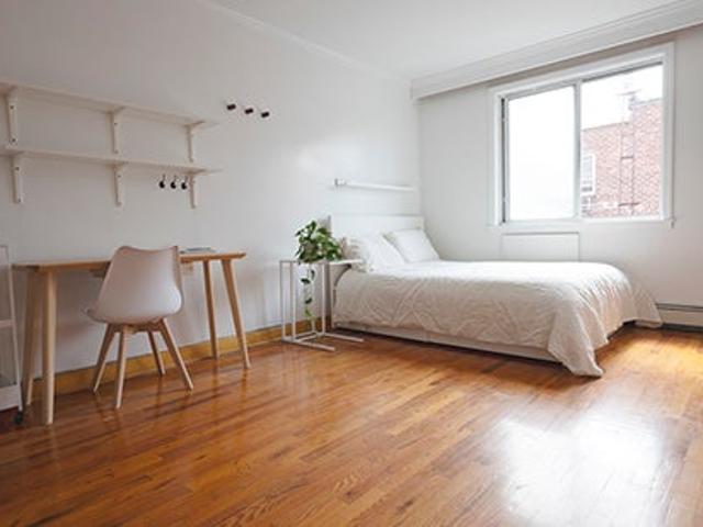 Female Roomamte! 4 Bedroom Share, 6mins to Subwa