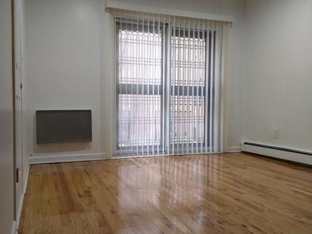 Females! Large Clean Sunny room with Balcony