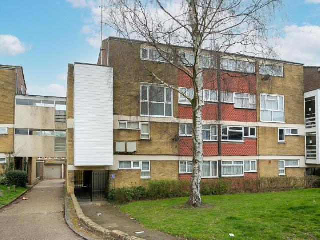 Fennycroft Road, HP1, Hemel. 3 bed flat to rent £1,800 pcm £415 pw
