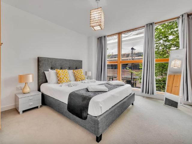 Featherstone Street, Clerkenwell. 1 bed apartment to rent £2,600 pcm £600 pw