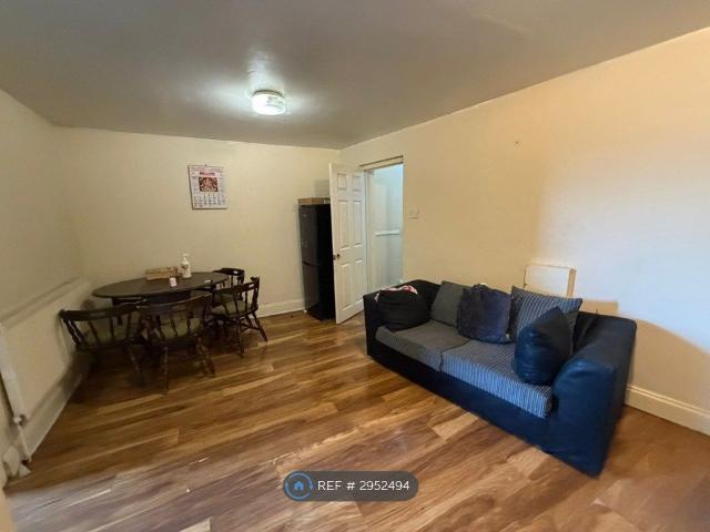 Featherstone Road, Southall UB2, 2 bed flat to rent, £1,500 pcm | PrimeLocation