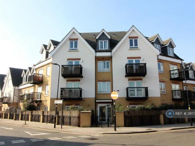 Featherstone Road, Southall, UB2 2 bed flat to rent £1,900 pcm £438 pw