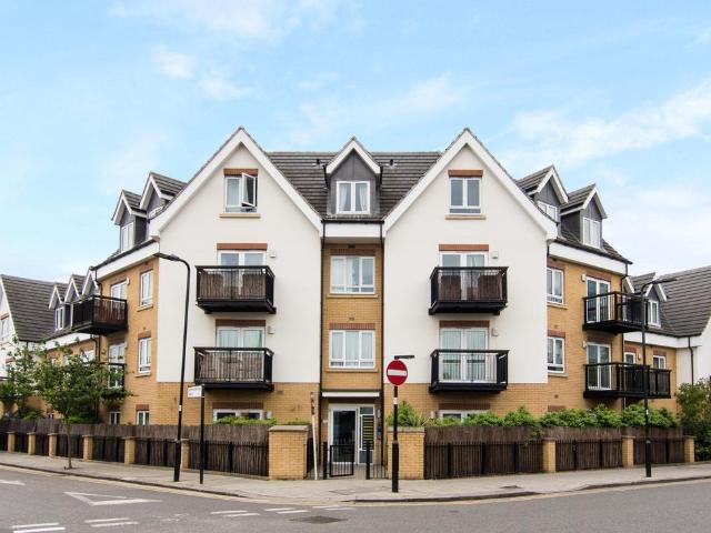Featherstone Road, Southall UB2 2 bed flat to rent £1,900 pcm £438 pw