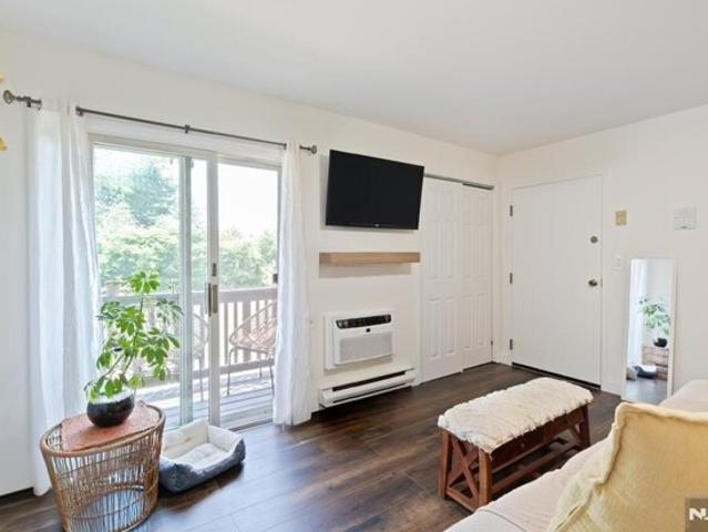 Federal Hill Rd, Pompton Lakes, Condo For Sale