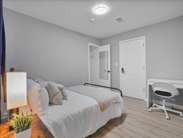 Feel Right at Home | Near Transit | Cozy Comfo