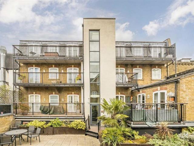 Feltham Avenue, East Molesey KT8 2 bed flat to rent £1,995 pcm £460 pw