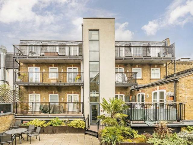 Feltham Avenue, East Molesey KT8 2 bed flat to rent £1,995 pcm £460 pw