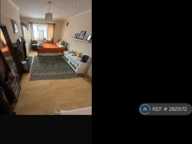 Feltham, Feltham, TW14 4 bed semi detached house to rent £2,850 pcm £658 pw