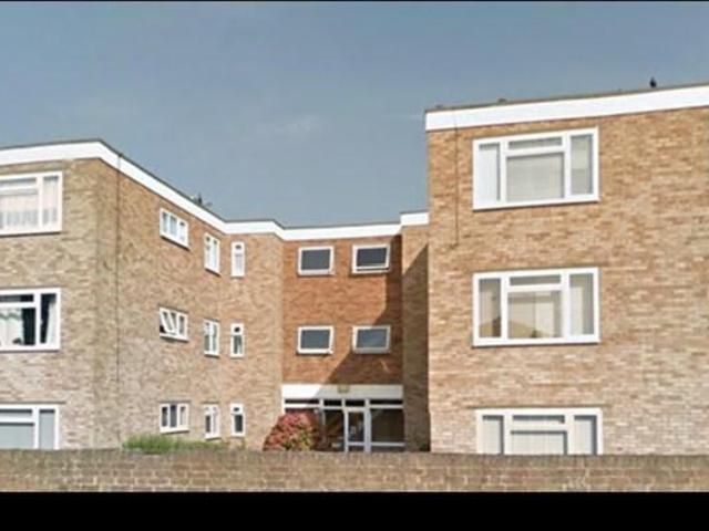 Feltham Hill Road, Ashford, TW15 2 bed flat to rent £1,800 pcm £415 pw