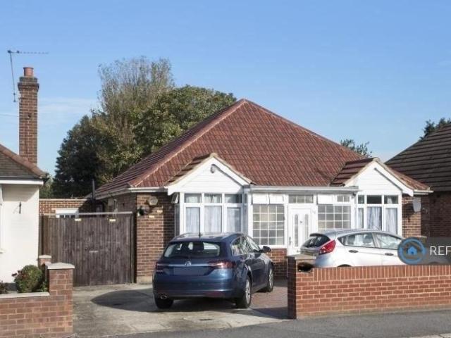 Feltham Road Ashford, Ashford, TW15 3 bed bungalow to rent £2,400 pcm £554 pw