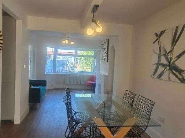 Feltham TW13, 3 bed bungalow to rent, £2,350 pcm | PrimeLocation