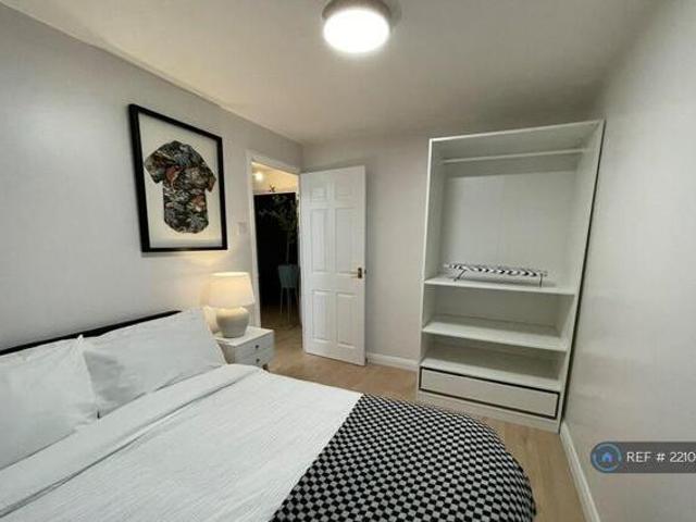 Felixstowe Court, London, 2 Bedroom Flat