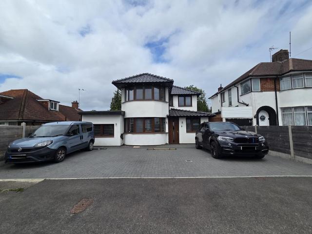 Felstead Way, Luton, LU2 5 bed property to rent £2,800 pcm £646 pw