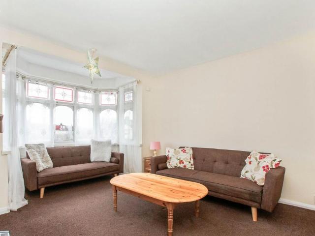 Felstead Road, Waltham Cross 3 bed apartment to rent £1,550 pcm £358 pw